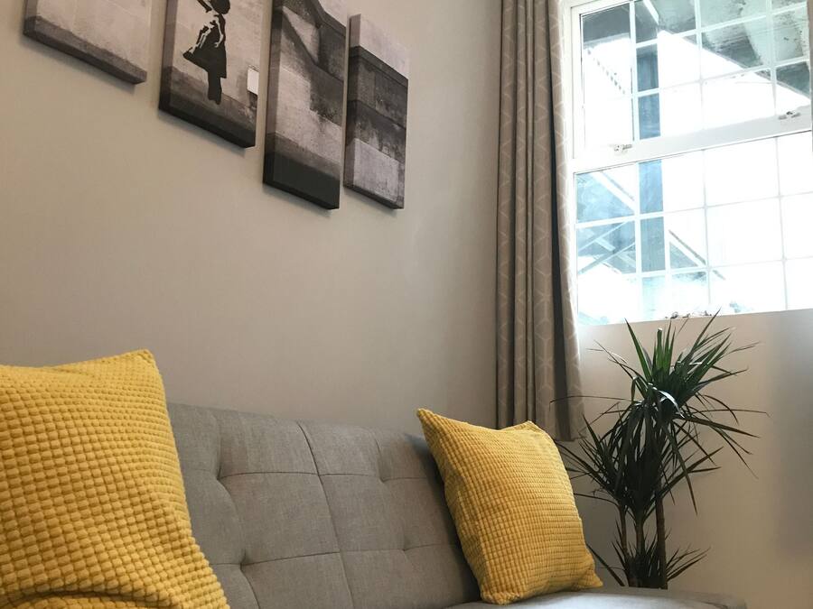 Apartment No1 | Sala | Televisor de ecrã plano de 42 polegadas com canais via satélite