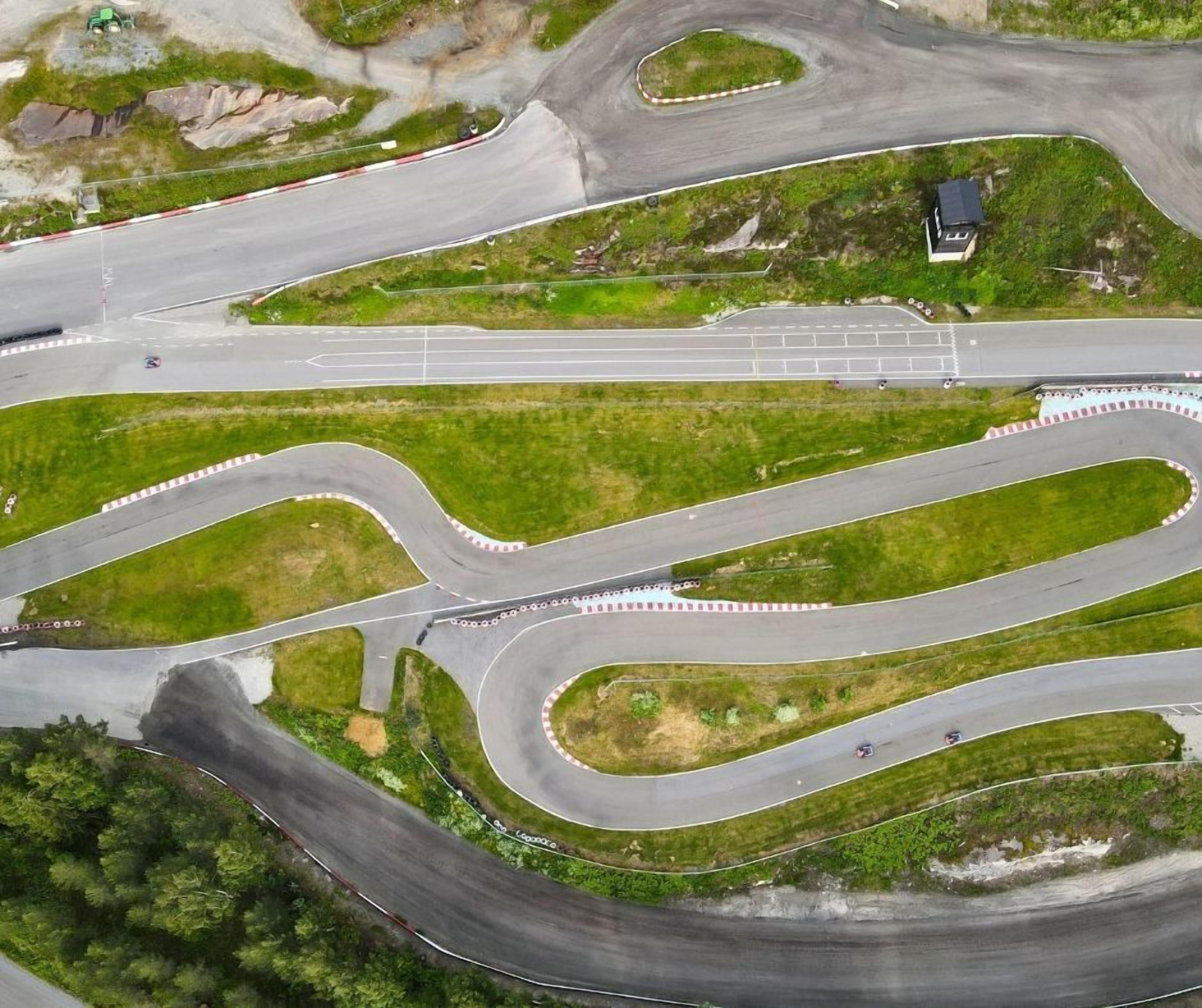 Vista aérea de um traçado rodoviário complexo, com diversas curvas e cruzamentos.