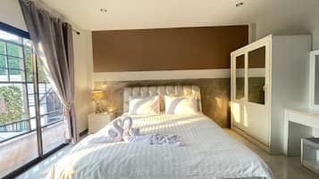 Quarto Deluxe, 1 cama king-size, não fumadores | Roupa de alta qualidade, minibar, secretária