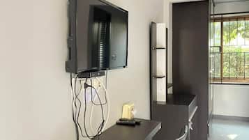 Quarto Twin Superior, 2 camas individuais, não fumadores | Sala de estar | TV de ecrã plano