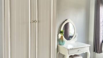 Quarto Deluxe, 1 cama king-size, não fumadores | Roupa de alta qualidade, minibar, secretária