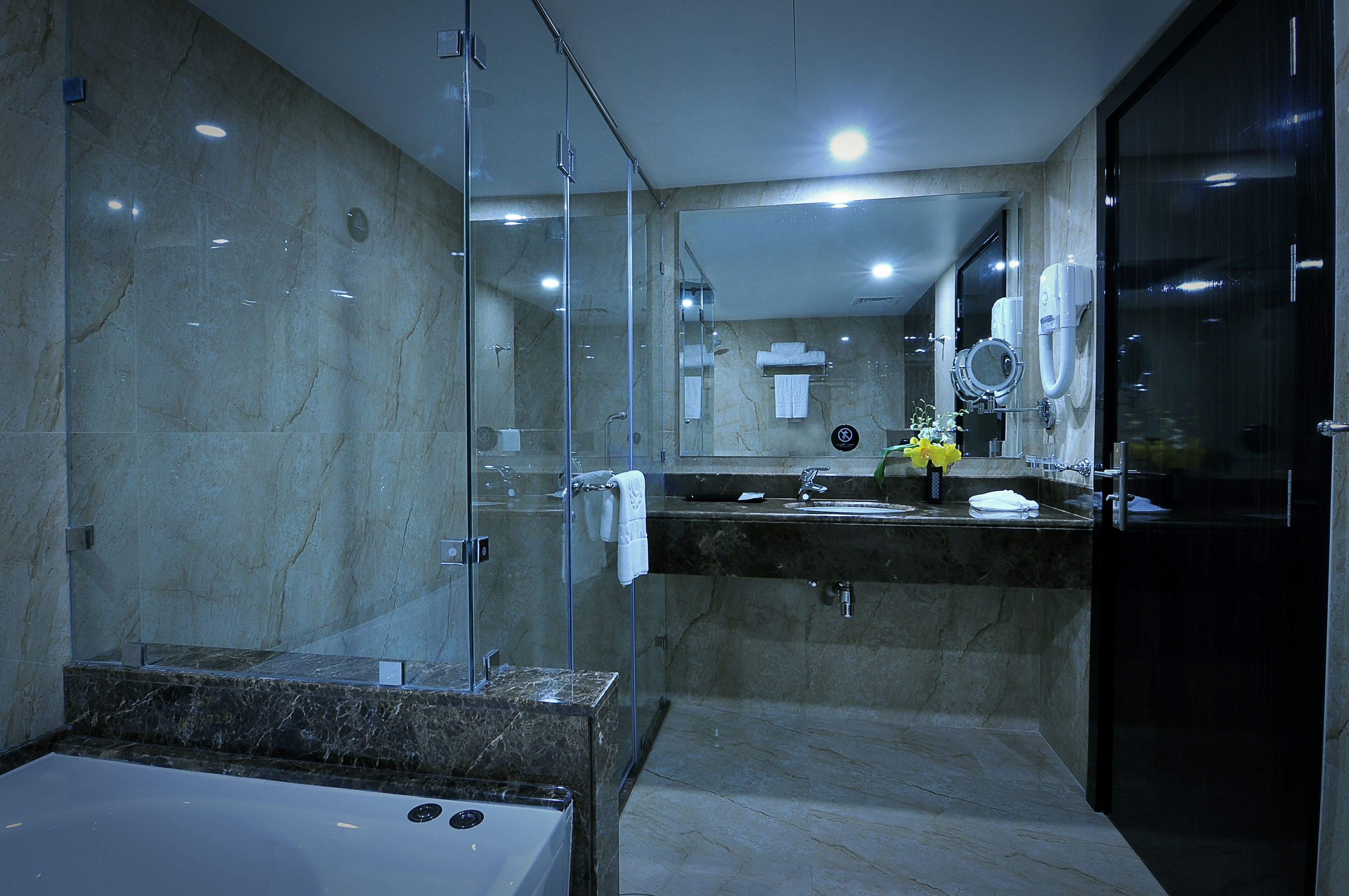 Quarto Twin Standard | Casa de banho | Artigos de higiene pessoal grátis, roupões, chinelos, um bidé 