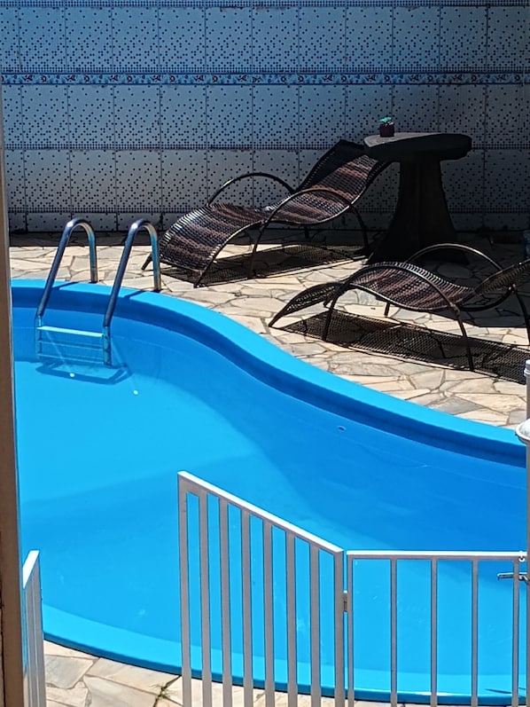 Piscina interior, da(s) 9:30 à(s) 20:00, guarda-sóis, espreguiçadeiras