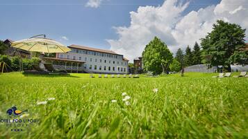 Fachada da propriedade à noite