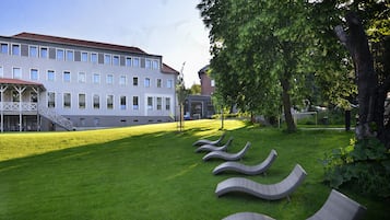 Fachada da propriedade à noite