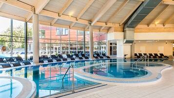 5 piscinas interiores, 3 piscinas exteriores, espreguiçadeiras