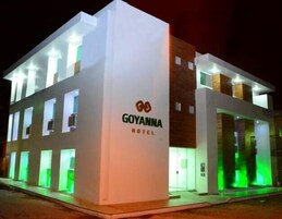 Fachada da propriedade à noite