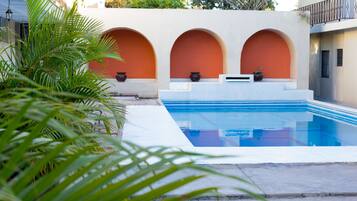 Piscina exterior, espreguiçadeiras