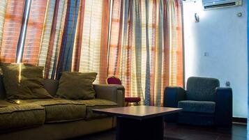 Suíte presidencial | Área de estar | TV LCD 32 polegadas com canais via satélite, TV