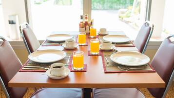 Pequeno-almoço inglês diário mediante uma taxa