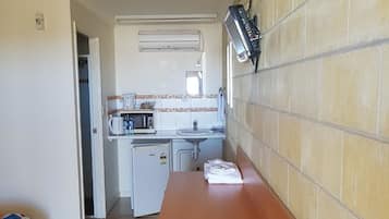 Um frigorífico, um micro-ondas, uma cafeteira/bule