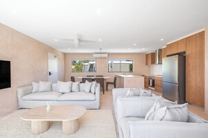 Apartamento de Luxo, 2 quartos | Sala de estar | TV de ecrã plano 