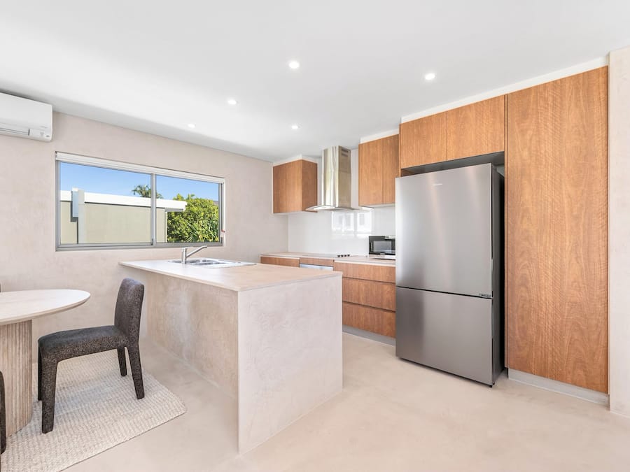 Apartamento de Luxo, 2 quartos | Cozinha privada | Um frigorífico, uma chaleira elétrica