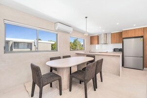 Apartamento de Luxo, 2 quartos | Cozinha privada | Um frigorífico, uma chaleira elétrica 
