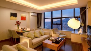 Quarto casal ou duplo empresarial, 1 quarto | Área de estar | TV LCD