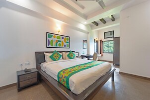 Quarto Standard | Secretária, cortinas/cortinados opacos, ferro/tábua de engomar 