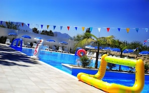 Piscina exterior, guarda-sóis, espreguiçadeiras 