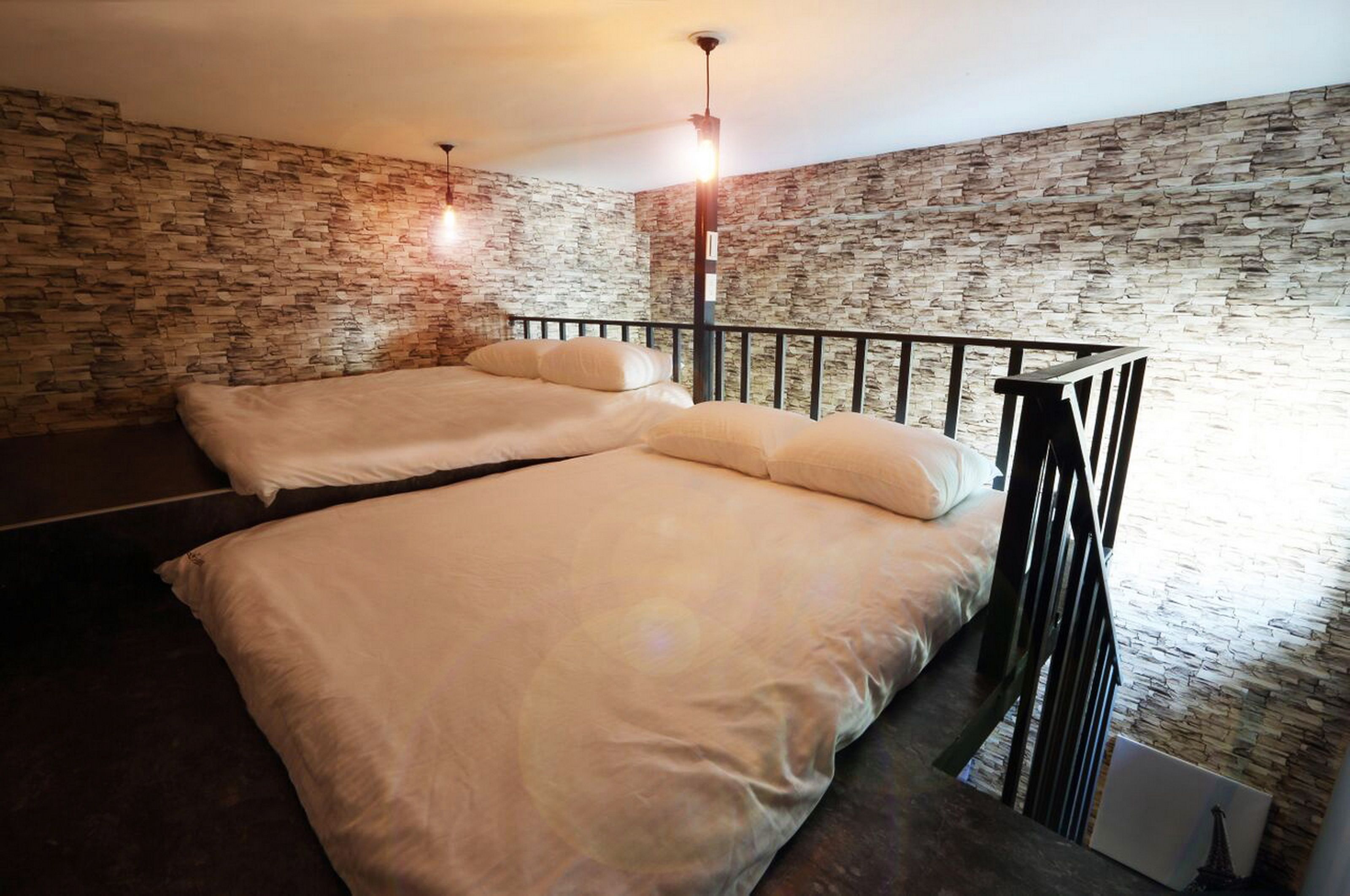 Quarto quádruplo com design assinado, 1 quarto (Over 2pax, additional cost applies) | Escrivaninha, Wi-Fi de cortesia, roupa de cama