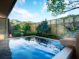 Suíte (Japanese Style with Outdoor Bath) | Cofres nos quartos, individualmente decorados, escrivaninha