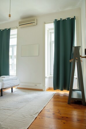 Quarto Duplo, casa de banho partilhada | Wi-fi grátis, roupa de cama fornecida 