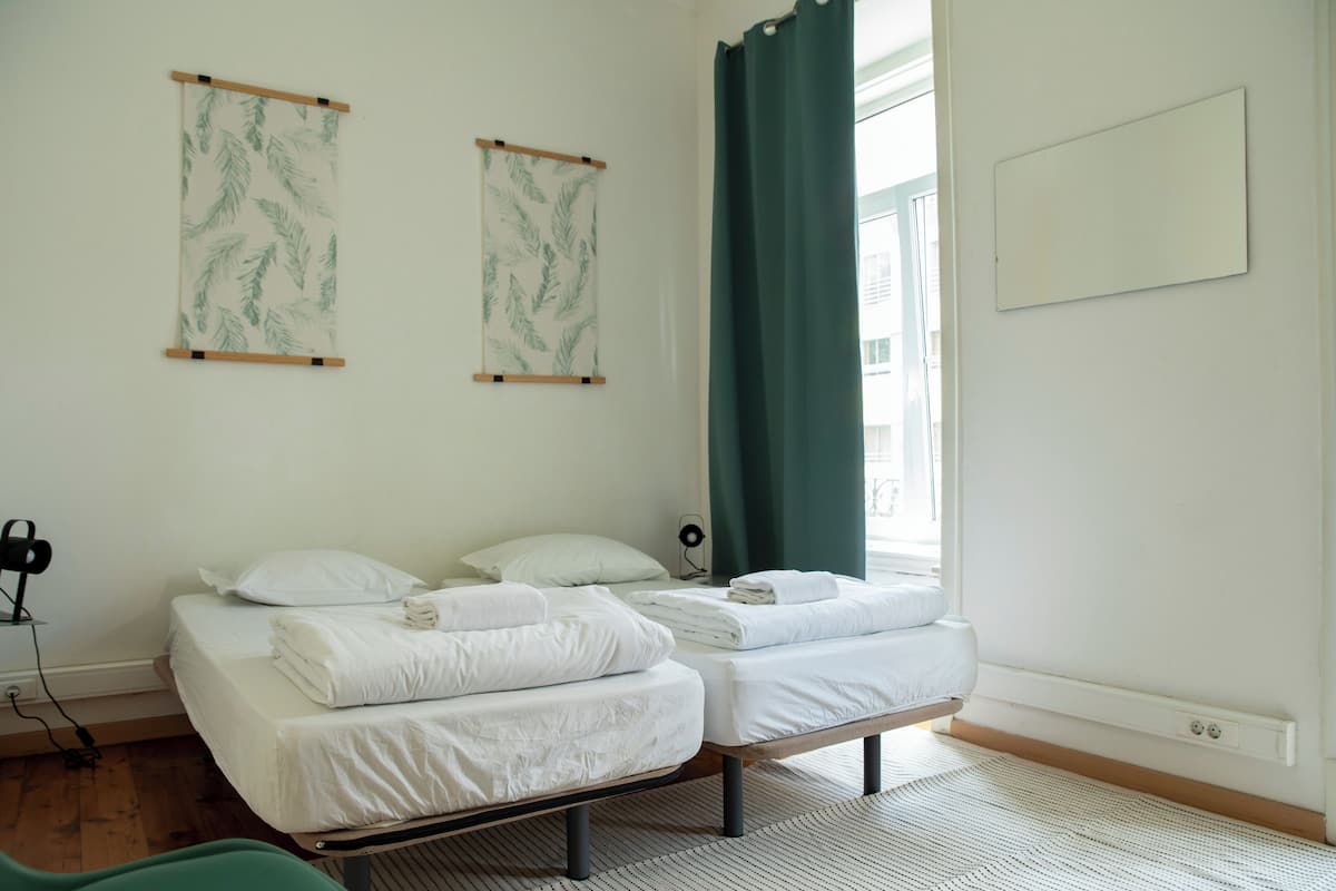 Quarto Duplo, casa de banho partilhada | Wi-fi grátis, roupa de cama fornecida