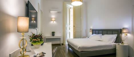 Roupas de cama premium, frigobar, cofres nos quartos, escrivaninha