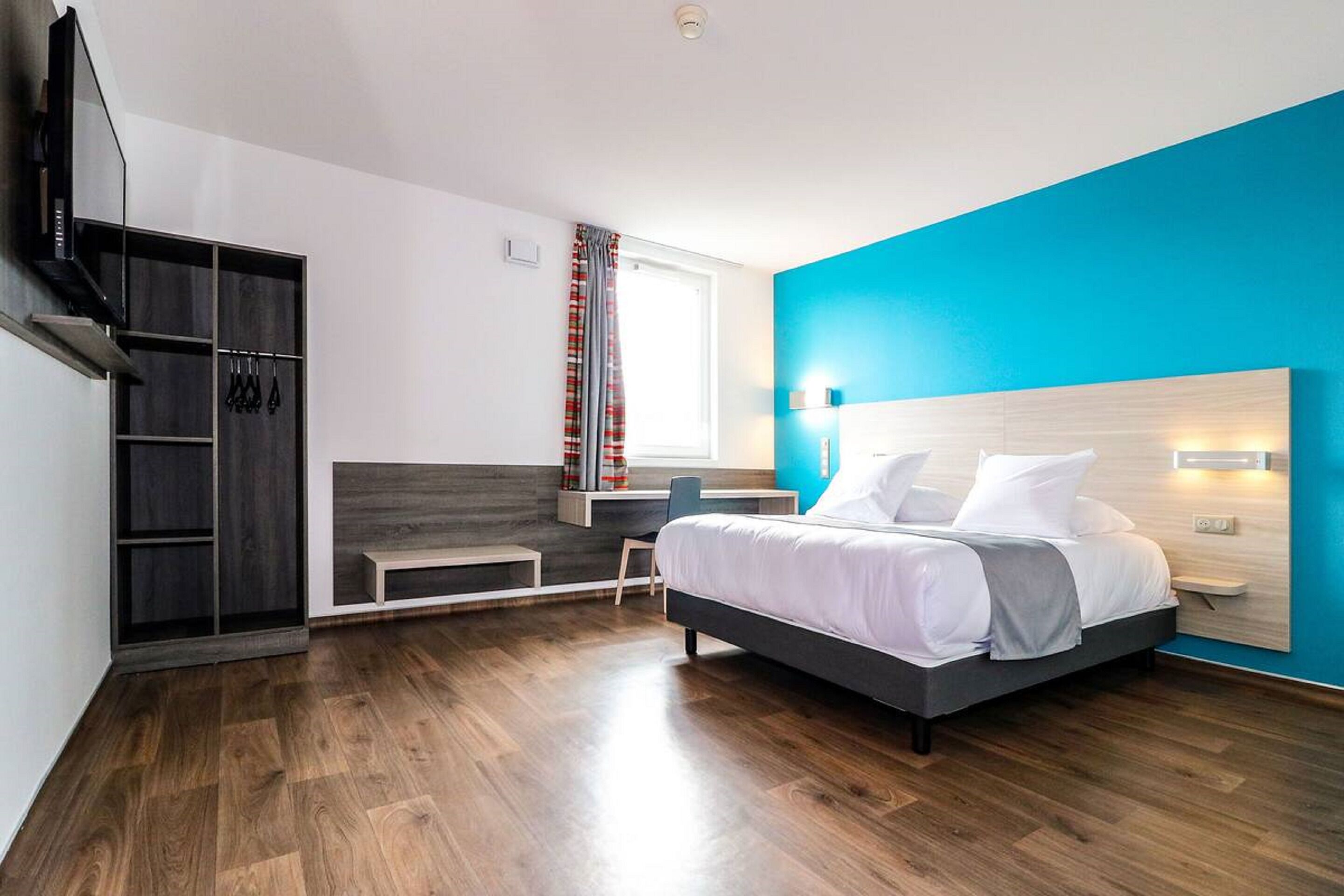 Secretária, cortinas/cortinados opacos, quartos insonorizados 