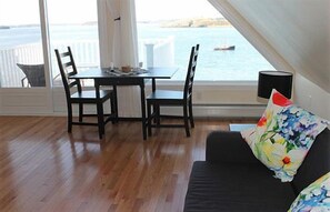 Apartamento Standard, 1 cama king-size, varanda, vista para o oceano | Refeições no quarto