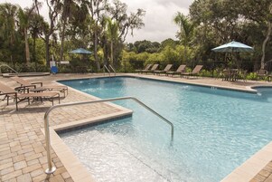 Piscina exterior, guarda-sóis, espreguiçadeiras