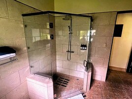 Villa | Casa de banho | Um polibã, um chuveiro fixo, artigos de higiene pessoal grátis 