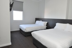 Quarto Twin Básico | Ferro/tábua de engomar, Wi-fi grátis, roupa de cama fornecida 