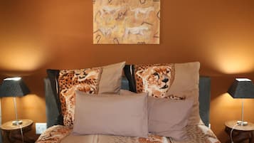 Family Room | Cofre no quarto, secretária, Wi-fi grátis, roupa de cama fornecida