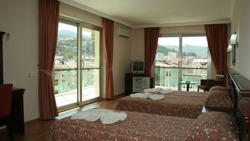 Quarto triplo standard | Escrivaninha, ferros/tábuas de passar roupa, Wi-Fi de cortesia