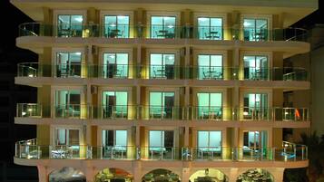 Fachada do alojamento (tarde/noite)