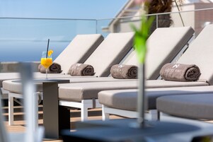 Terraço com espreguiçadeiras
