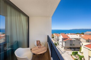 Quarto Duplo Deluxe, varanda, vista parcial para o mar | Roupa de alta qualidade, minibar, cofre no quarto, secretária 