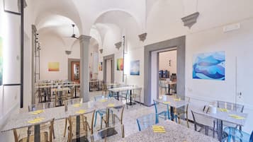 Café da manhã com buffet grátis todos os dias
