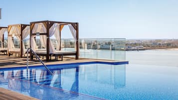 Piscina interior, piscina exterior, guarda-sóis, espreguiçadeiras