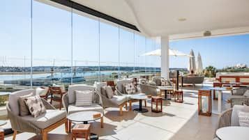 Este bar no terraço do hotel, com espaço para refeições ao ar livre