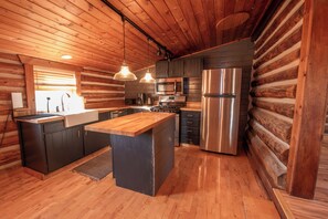 Cabine, 1 quarto, vista para a montanha | Cozinha privada | Um frigorífico/congelador grande, um micro-ondas, uma placa de cozinha 