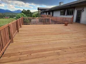 Terraço com espreguiçadeiras