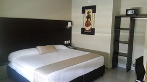 Quarto Standard, 1 cama king-size | Secretária, ferro/tábua de engomar, camas desdobráveis, Wi-fi grátis