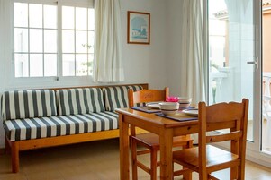 Apartamento, 1 quarto, terraço | Sala de estar | Televisor 