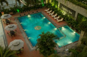 Piscina exterior, da(s) 9:30 à(s) 18:30, guarda-sóis, espreguiçadeiras 