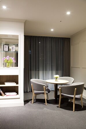 Estúdio Júnior | Cofre no quarto, secretária, cortinas/cortinados opacos 