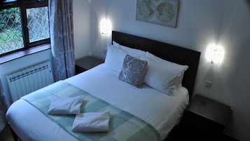 Escrivaninha, quartos à prova de som, Wi-Fi, roupa de cama