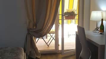 Quarto casal, sacada (Jeranto) | Roupas de cama premium, edredons de pluma, camas com colchões pillow-top