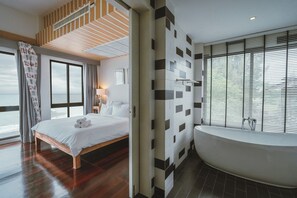 Quarto triplo, várias camas, acesso à piscina | Banheiro | Chuveiro, secador de cabelo, chinelos, toalhas de banho