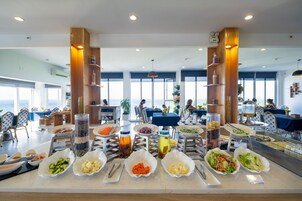 Café da manhã com buffet todos os dias (VND 250000 por pessoa) 