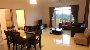 Apartamento, 3 quartos | Sala de estar | Televisor LED